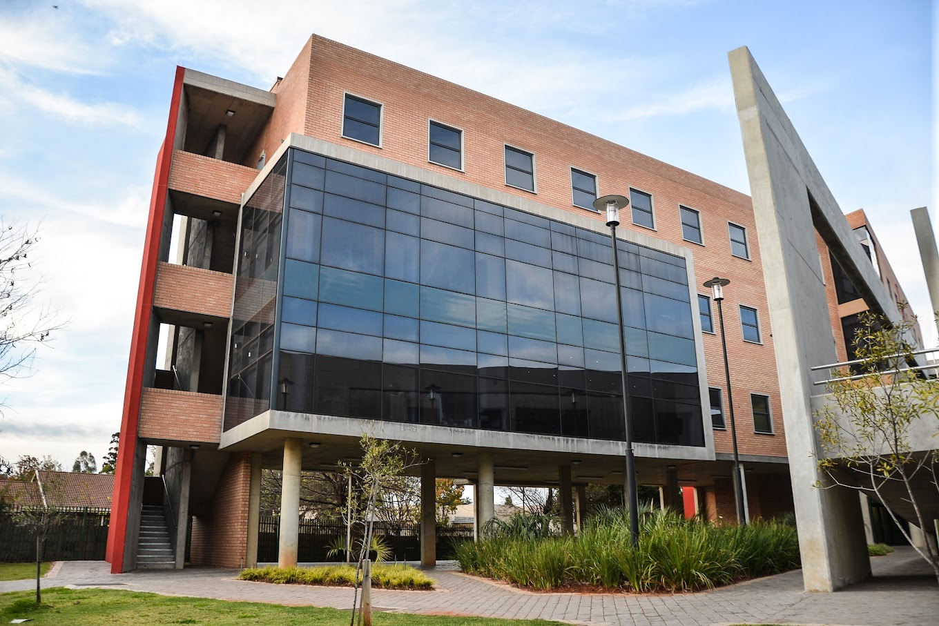 Explore Universities, Calculate APS Scores, and Find Qualifying Courses